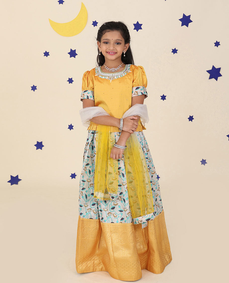 Multi-color cholly set, floral vine design with traditional border ski